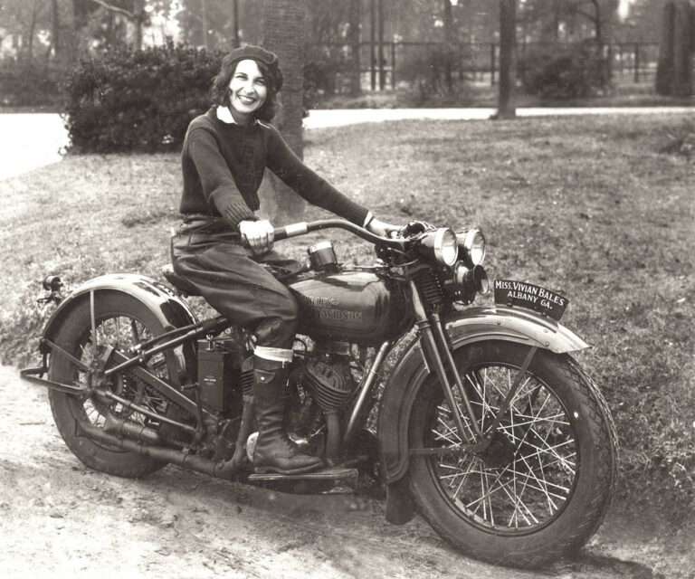 Vivian Bales, viajera pionera en moto por EEUU